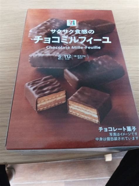 セブンイレブンのサクサク食感のチョコミルフィーユ 老眼鏡とスイーツと片手でジャンプを
