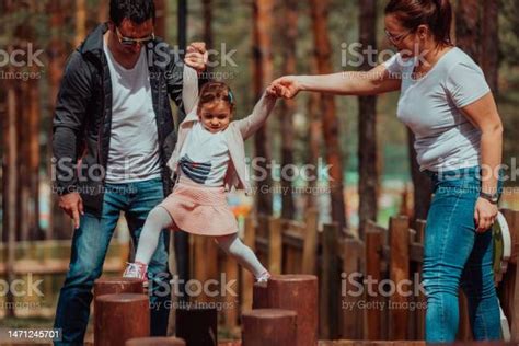 공원에서 가족과 함께 즐거운 시간을 보내세요 공원에서 시간을 보내고 딸과 노는 행복한 가족 5명에 대한 스톡 사진 및 기타 이미지 Istock