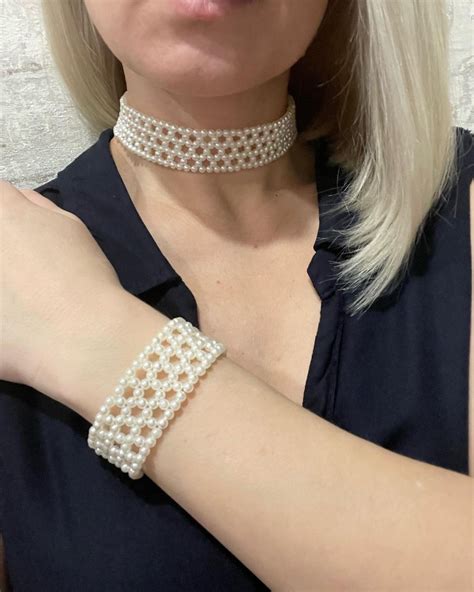 Чокер и браслет из бусин👌🏻 строго и оригинально😍 Beautiful Beaded Jewelry Beaded Jewelry