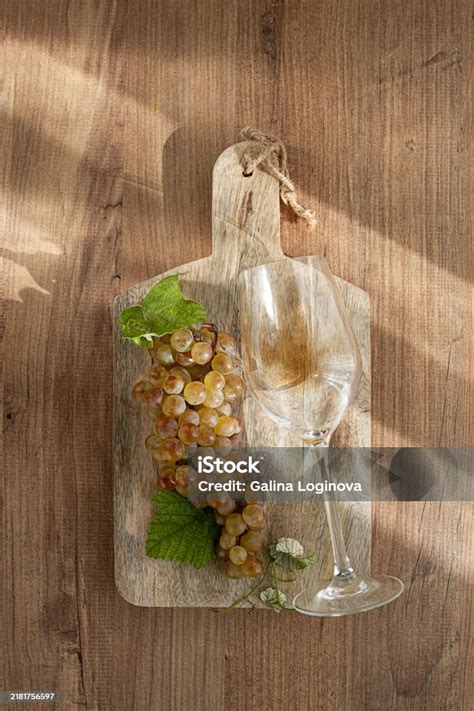 화이트 와인 한 잔과 함께 나무 판에 백포도 가지 평면도 자연 채광 음식 개념 사람 없음 0명에 대한 스톡 사진 및 기타 이미지