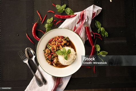 테이블 위의 고추 근처에 쌀과 얇게 썬 양파를 곁들인 접시의 오버헤드 샷 0명에 대한 스톡 사진 및 기타 이미지 0명 갈색 건강한 생활방식 Istock