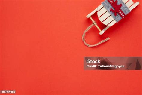 크리스마스 장식 나무 장난감 복사 공간 빨간색 배경에 사슴나무 썰매 축제 새해 개념 수평 평평한 평신도 최소한의 스타일 맨 위 보기 0명에 대한 스톡 사진 및 기타 이미지