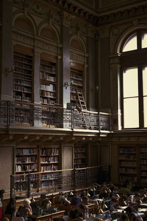 Interior Perpustakaan Bersejarah Dengan Penonton Yang Membaca · Foto Stok Gratis