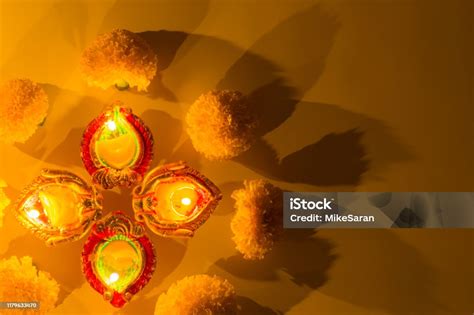 인도 축제 디왈리 디야 오일 램프 다채로운 랑골에 조명 힌두교 전통 해피 디파발리 Goddess Lakshmi에 대한 스톡 사진 및 기타 이미지 Goddess