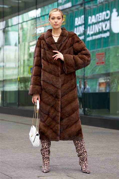 Шуба норковая Нева Браун Вельвет с воротником Кировская Меховая фабрика