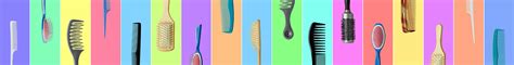헤어 스타일링 도구의 길고 좁은 배너 다양한 모양과 크기의 다양한 빗과 브러시가 여러 가지 빛깔의 배경에 배열되어 있습니다 모든