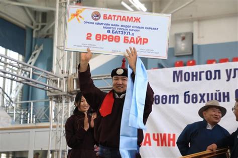 Улсын начин цол хүртсэн Ө Батзулын цолыг 2 өрөө байраар мялаалаа