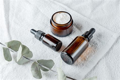 흰색 수건 배경에 갈색 유리 병과 유칼립투스 가지 피부와 바디 케어를 위한 친환경 유기농 천연 화장품 복사 공간 0명에 대한 스톡 사진 및 기타 이미지 Istock