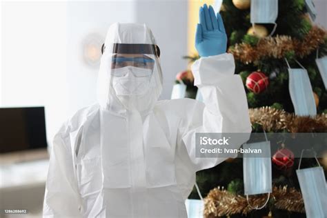 보호복과 마스크를 쓴 의사가 손을 잡고 인사를 건네고 있다 병원에 대한 스톡 사진 및 기타 이미지 병원 산타 클로스 19 Istock