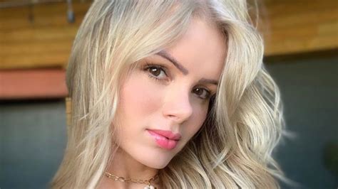 Musa Trans Thalita Zampirolli Causa Ao Exibir Decote Sexy No Instagram