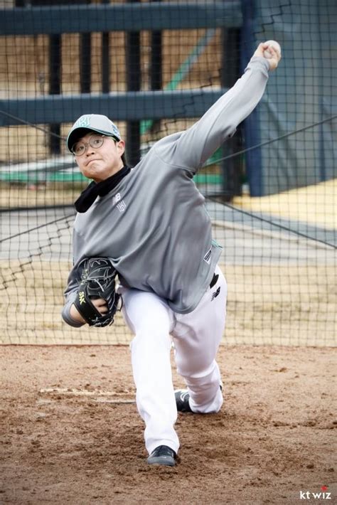 공식발표 박세웅 동생 Kt 좌완 박세진 형과 한솥밥 먹는다 롯데 외야수 이정훈과 맞트레이드