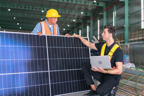 기업을 검사의 밑에 계획을 가진 엔지니어 전문 엔지니어링 및 관리자 물류 작업자 창고 공장 체크인 공장 운영자를 위한 창고 작업장 엔지니어에 대한 스톡 사진 및 기타 이미지