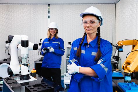 여성 자동화 기계 엔지니어 학생 연구 및 검사 제어 로봇 팔 기계 대학 또는 공장 작업장 Ai 로봇 기술 인더스트리 50