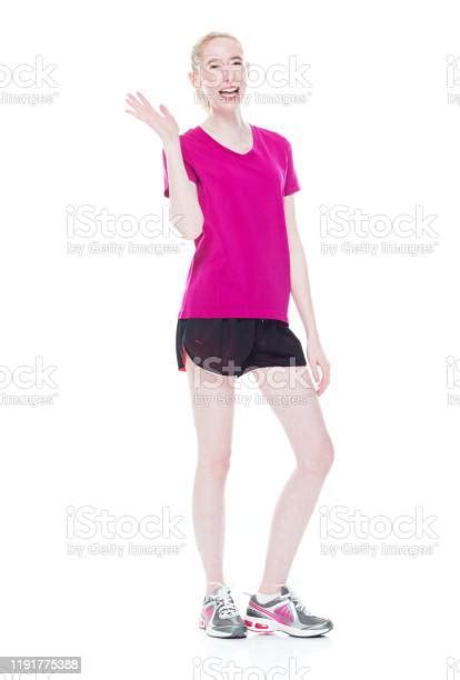 전체 길이1 인전면 2029 세 성인 아름 다운 백인 여성젊은 여성 달리기운동 하는 미소행복쾌활 하 고 인사흔들고 보여주는 제스처 20 24세에 대한 스톡 사진 및 기타