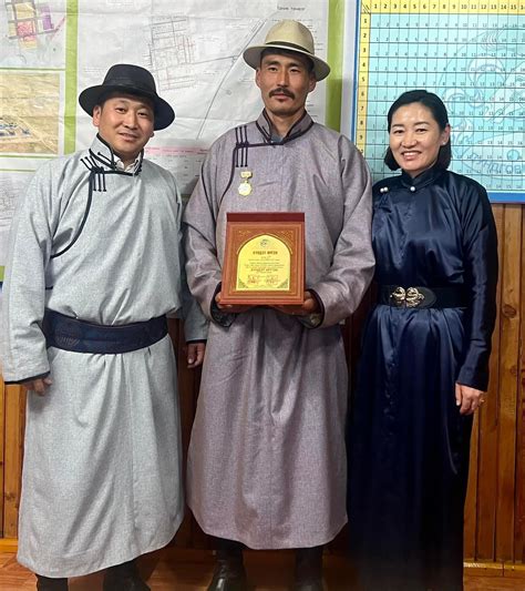 Уяач Э Улаанхүүг хүндэт иргэнээр өргөмжлөв ТАС МН