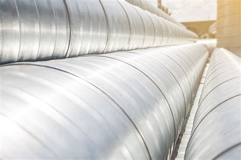 환기 파이프 창고 강관 창고의 산업 에어컨 시스템을위한 공기 덕트 건설을위한 부품 산업용 기도 환기 장비 및 배관 시스템 강철에 대한 스톡 사진 및 기타 이미지 Istock