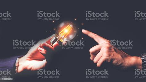 창의적인 사고 아이디어와 혁신 개념을 위한 연결 라인으로 빛나는 전구를 들고 있습니다 검은 배경에 지속 가능한 자원 및 환경