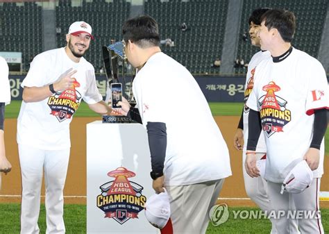 우승 트로피와 함께 연합뉴스