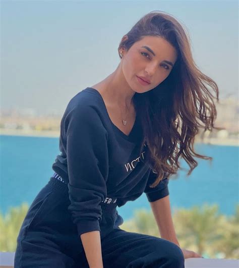 Actress And Model Sadia Khan Latest Alluring Clicks From Dubai Reviewit Pk