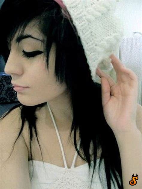Foto Cewek Cantik Dengan Gaya Rambut Emo