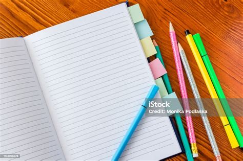 나무 테이블에 표시 된 페이지와 다채로운 연필 및 펠트 팁 펜으로 노트북을 열었습니다 0명에 대한 스톡 사진 및 기타 이미지 0명 개인 장식품 교육 Istock