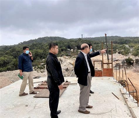 អ្នកឧកញ៉ា សុខ គង់ ចុះពិនិត្យការសាងសង់ទំនប់ទឹកថ្មីលើភ្នំបូកគោ ដែលចំណាយទុនអស់៦លានដុល្លារ