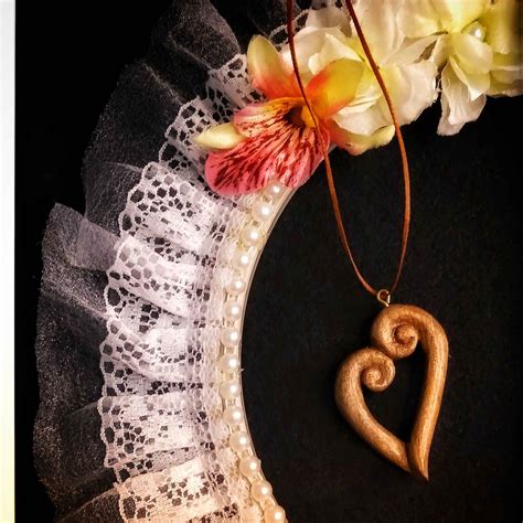 Artistic Wooden Pendant Necklace With Heart Design Shopipersia