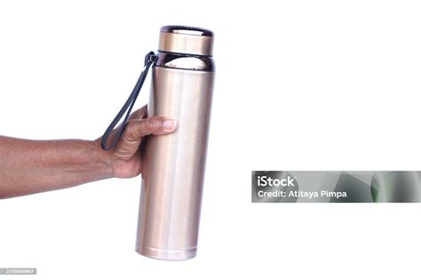 휴대용 스테인레스 스틸 물 진공 병 흰색 배경에 고립 된 손을 잡으십시오 시원하거나 따뜻한 물의 온도를 유지하기 위한 개념 재사용 가능한 물병 식수 용기 강철에 대한 스톡