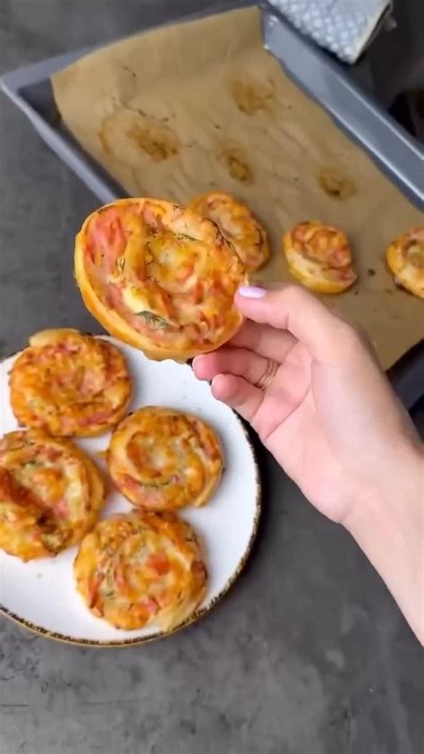 Слойка с сыром и колбасой. | Quick recipes, Cooking recipes ...