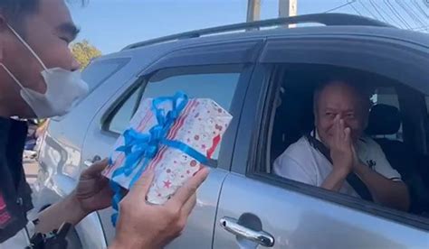 รวมรูปภาพของ นี่สิรางวัลคนดี ลูกบ้านหอบของขวัญ ตอบแทน รปภ ยังไม่ถึงปีใหม่ กองเป็นภูเขา รูปที่