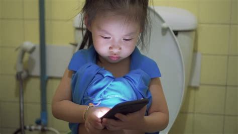 124 Kind Pinkelt Stock Videos Footage And 4k Video Clips Getty Images