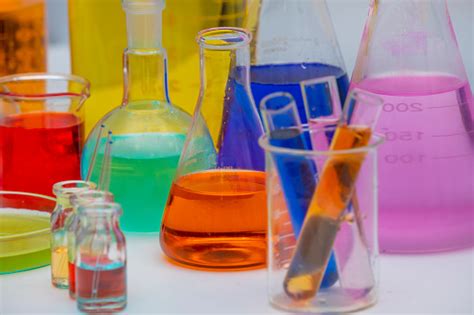 실험실 장비 유리 튜브 플라스크 에렌마이어 비커 페트리 접시 풍선 및 기타 화학 및 의학 실험실 측정 장비 과학 실험 또는