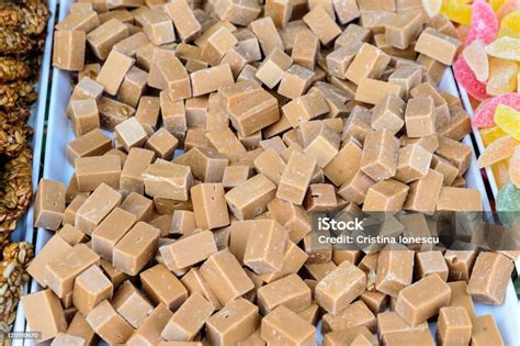 우유와 설탕으로 만든 사탕 젤리 과자 더미 길거리 음식 시장의 테이블에 전시되어 부드러운 초점으로 촬영 한 전통 음식 0명에 대한 스톡 사진 및 기타 이미지 Istock