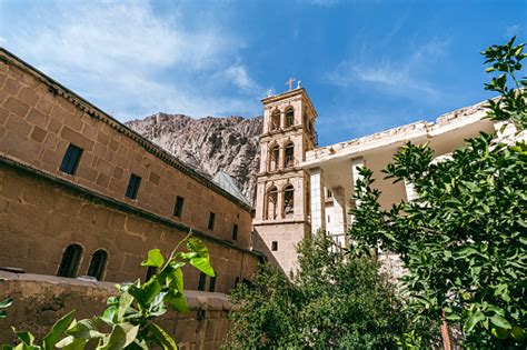 6세기 유네스코에 등재된 세인트 캐서린 수도원은 이집트 시나이 반도의 시나이 산 기슭에 있습니다 세계에서 가장 오래된 여전히 작동하는 기독교 수도원 중 하나입니다 0명에