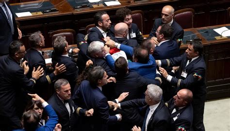 Igor Iezzi E Leonardo Donno Sospesi Dopo La Rissa Alla Camera Fontana Usa Il Pugno Duro Contro