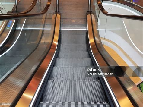 쇼핑 센터의 에스컬레이터 움직이는 계단 아래로 우주에서 인간의 움직임의 자동화 벨트 이동 층 사이의 사람들의 교통 기술 설계 0명에 대한 스톡 사진 및 기타 이미지 Istock