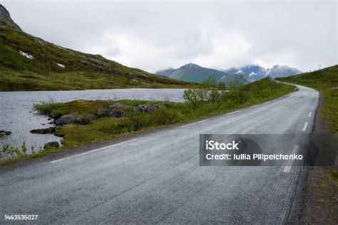 노르웨이의 피요르드를 따라 경치 좋은 도로 놀라운 풍경 북부 자연 눈 덮인 산 극적인 구름 여행모험 2차선 고속도로에 대한 스톡 사진 및 기타 이미지 Istock