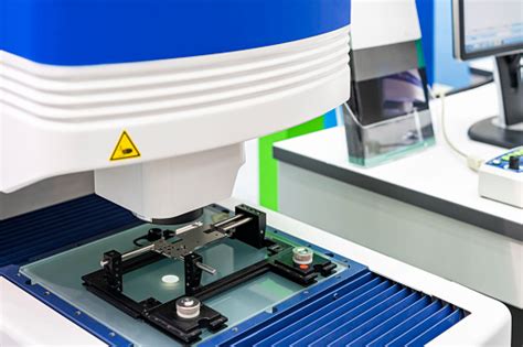 제조 공정의 품질 관리를 위한 제품 검사 치수 모양 외관 등 에서 비주얼 카메라가 있는 첨단 정밀 비디오 측정 기 감지기에 대한 스톡 사진 및 기타 이미지 Istock