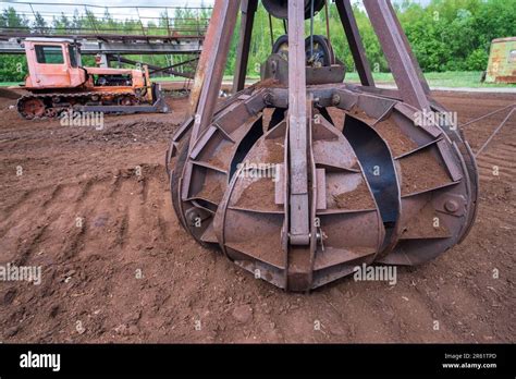 Large Dome Bucket Of Peat Loading Excavator Large Volume Loading