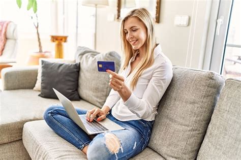 집에서 소파에 앉아 노트북과 신용 카드를 사용하여 구입 젊은 금발 여자 금발 머리에 대한 스톡 사진 및 기타 이미지 금발 머리 소파 신용 카드 Istock