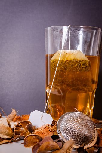 뜨거운 주입이 담긴 유리 유리와 그 주위에 말린 꽃이있는 물 안의 티백 검정색 배경에 대한 스톡 사진 및 기타 이미지 검정색 배경 결정체 뜨거운 음료 Istock