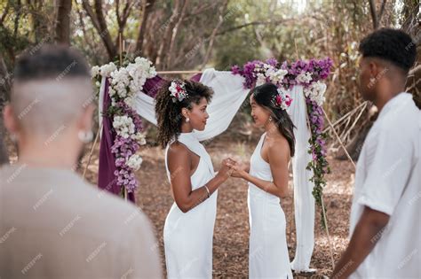 Free Photo Beautiful Lesbian Couple Celebrating Their Wedding Day