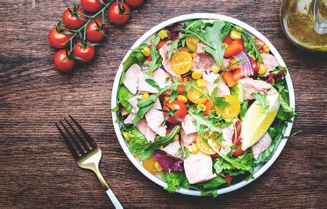 방울토마토 양파 옥수수 파프리카 양상추 라디키오 루꼴라를 곁들인 신선한 참치와 야채 샐러드 소박한 나무 테이블 배경 평면도 건강한 생활방식에 대한 스톡 사진 및 기타 이미지