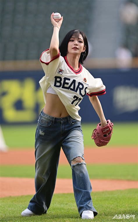 프리미스나인 이채영 복근 드러나는 시구 [포토]｜스포츠동아