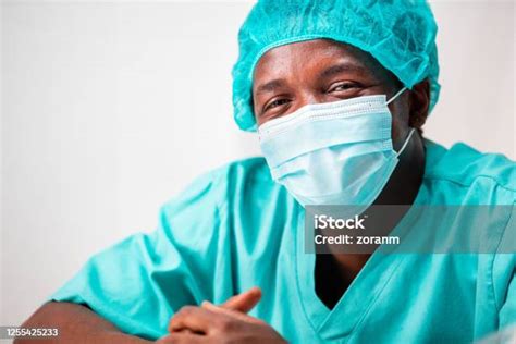 카메라에서 웃고있는 보호 얼굴 마스크를 가진 아프리카 계 미국인 의사 20 29세에 대한 스톡 사진 및 기타 이미지 20