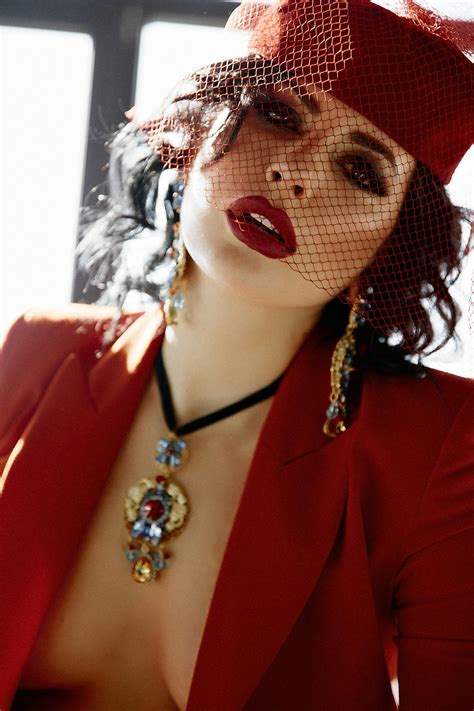 가운 검은 머리 고상한 귀걸이 그물 꾸뛰르 대담한 메이크업 럭셔리 립스틱 매우 복잡한 매혹적인 멋진