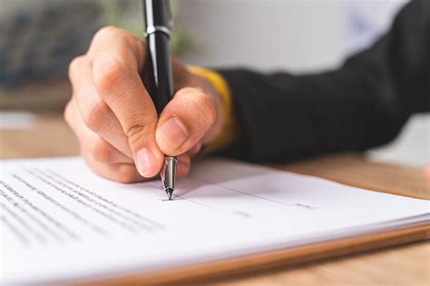 사무실에서 책상에 펜으로 계약 문서에 서명하는 사업가 20 24세에 대한 스톡 사진 및 기타 이미지 20 24세 경영자 계약서 Istock