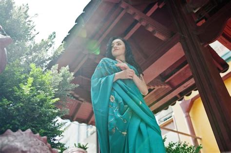 传统高清图片 美丽的印度布鲁内特女孩或印度教女性模特与日本传统房屋的肖像 生活方式免费下载 jpg格式 编号 千图网
