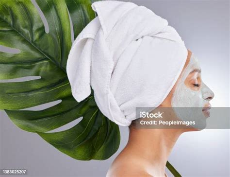 스튜디오에서 얼굴 마스크를 쓰고 몬스터 나뭇잎을 들고 포즈를 취하는 매력적인 젊은 여성의 사진 20 24세에 대한 스톡 사진 및 기타 이미지 Istock