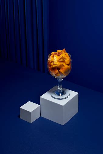 파란색 배경에 유리 컵에 칠리 파우더가 들어간 신선한 망고 칵테일 0명에 대한 스톡 사진 및 기타 이미지 0명 냉동식품 노랑 Istock